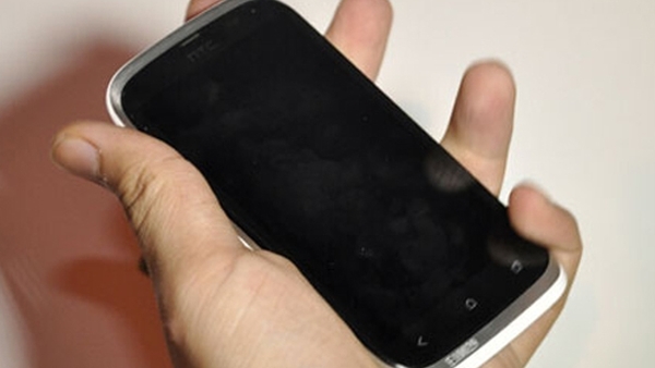 HTC'den çift SIM kartlı ve Android 4.0 işletim sistemli yeni akıllı ... HTC'den çift SIM kartlı ve Android 4.0 işletim sistemli yeni akıllı ...